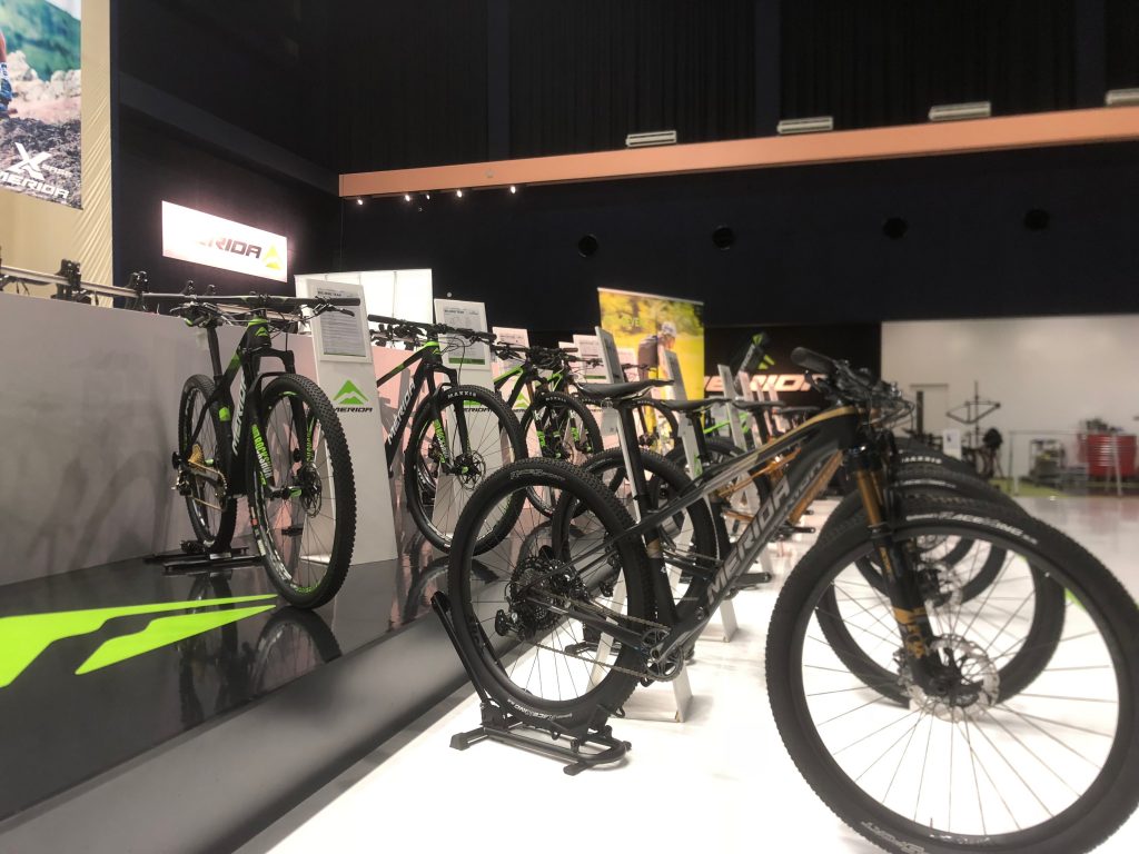 日本初!? MERIDA全モデル展示＆試乗施設 MERIDA 「X-BASE」行って来ました！ ル・サイク IZU | 自転車専門店 サイクル ...